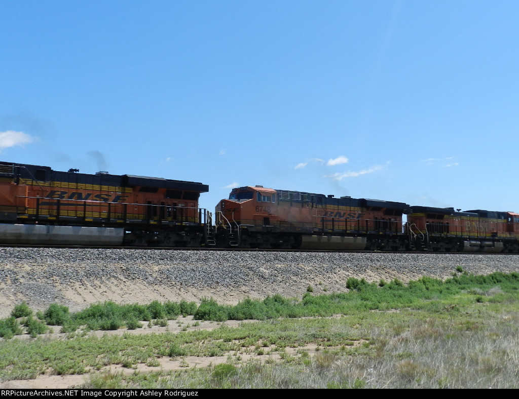 BNSF 6748
